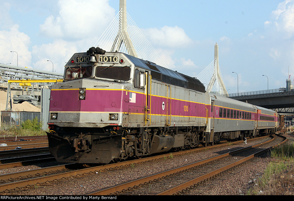 MBTA 1010 Inbound on North Station Leads